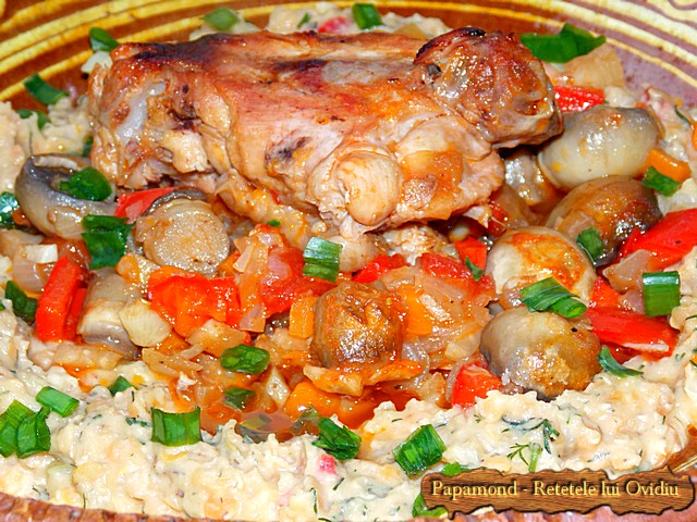 Pulpe de pui grijite la cuptor. Servite cu piure de linte roșie