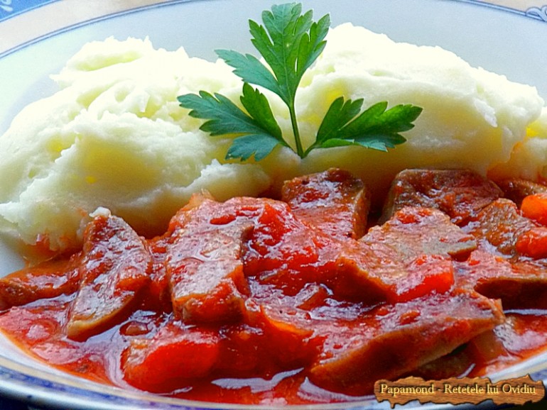Limba de porc cu sos tomat
