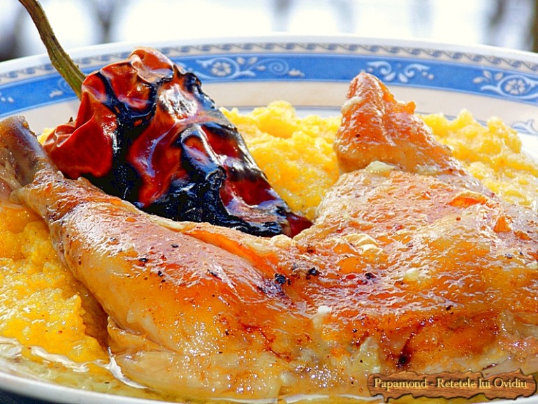 Pulpe de pui cu usturoi si mamaliguta. Aromate cu ciusca